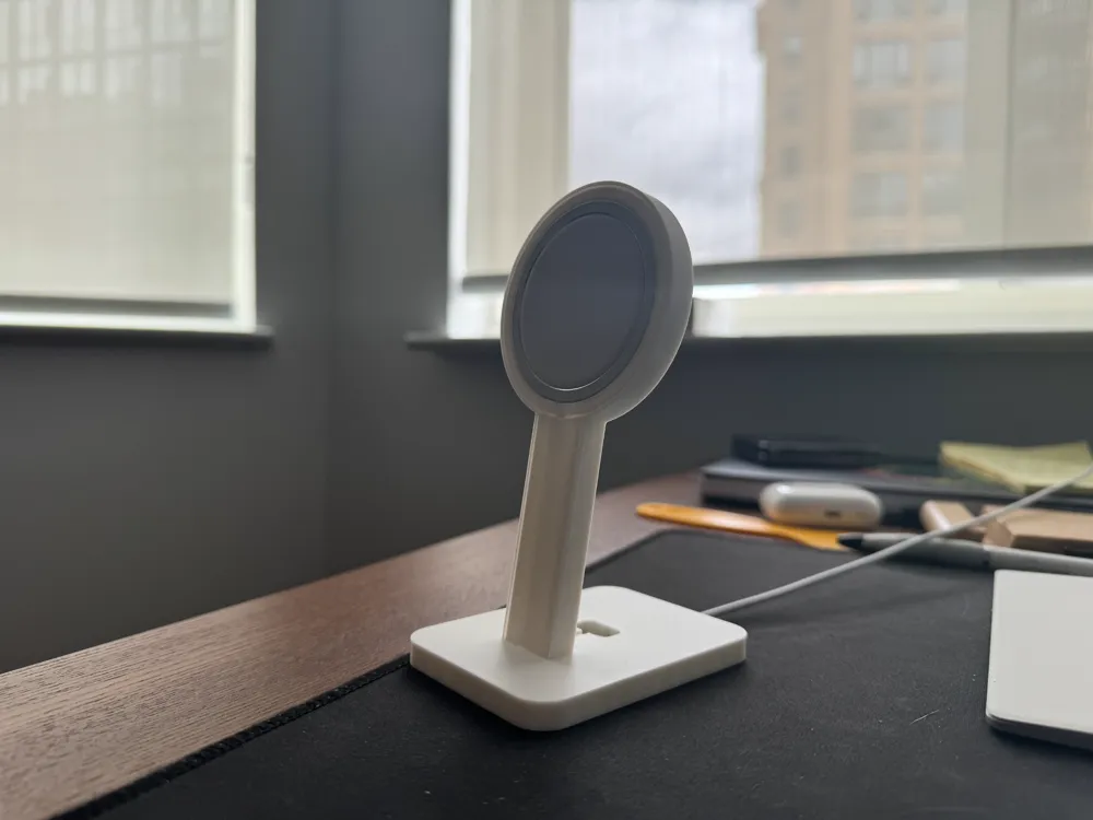 Simple and Modern MagSafe Charging Stand by elCreador3D - MakerWorld