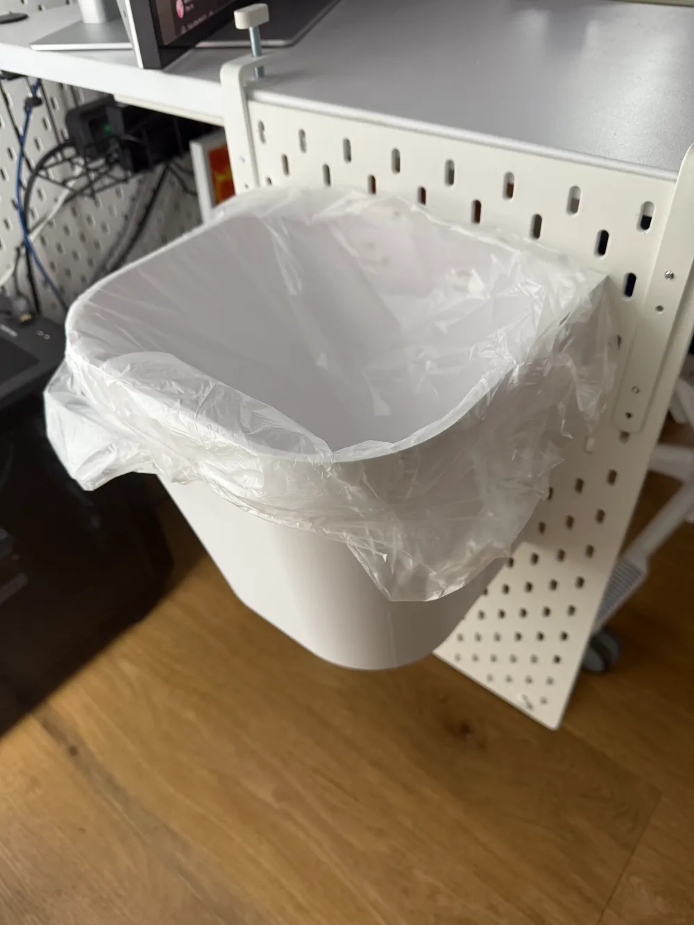 SKADIS trash bin for desks by Nora - MakerWorld