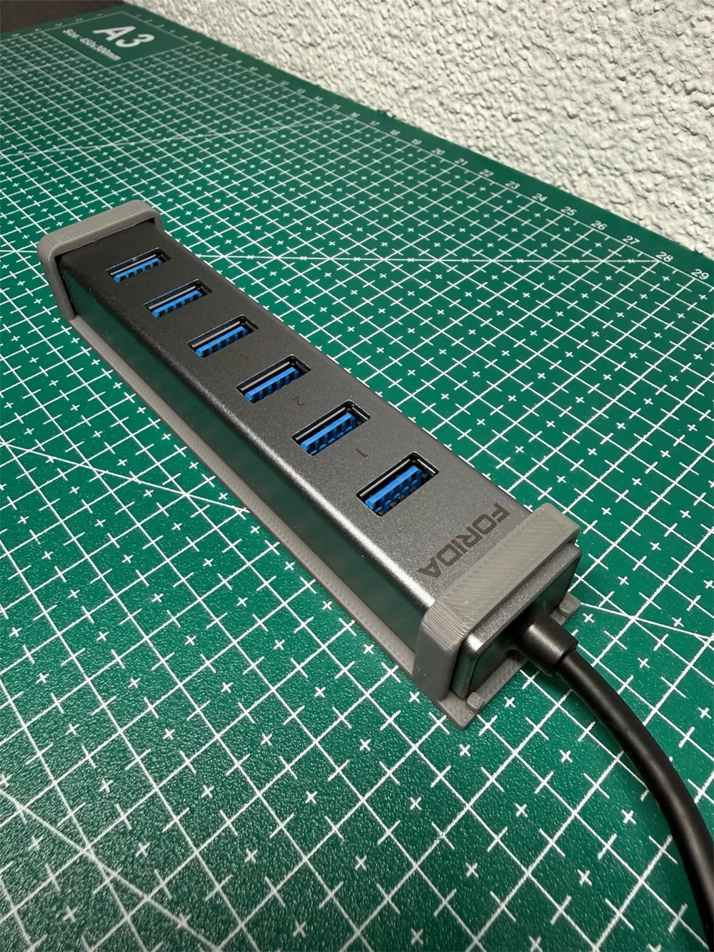 FORIDA USB Hub Mount für sauberes Kabelmanagement – Kostenloses 3D-Druckmodell – MakerWorld