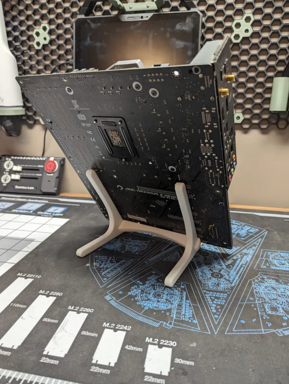 Motherboard Display Stand by Sneaker - MakerWorld