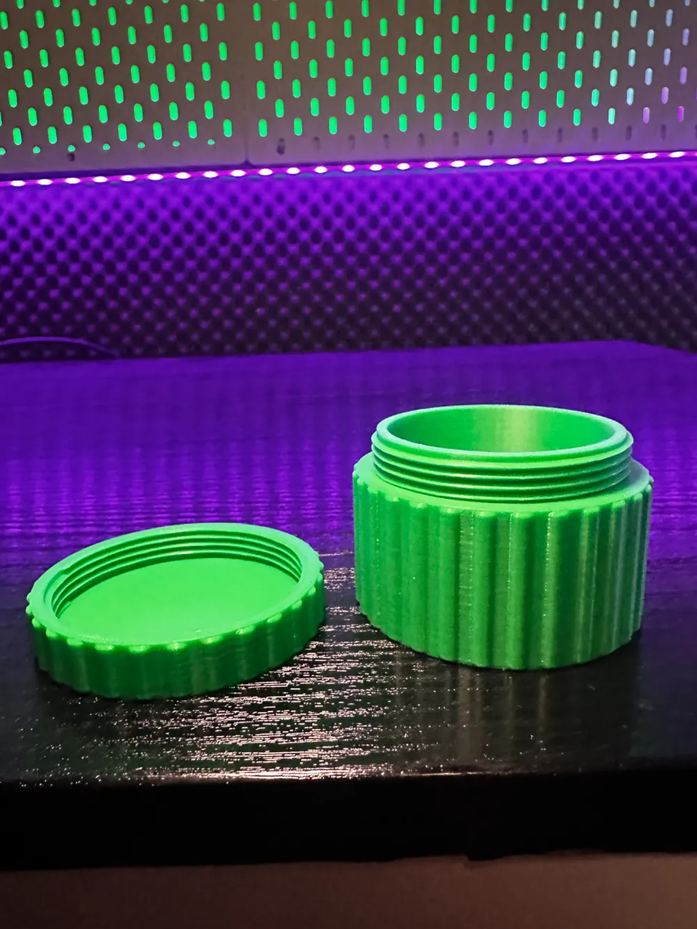 Threaded Container with Thick Vertical Lines Deco by Plastic3D - MakerWorld