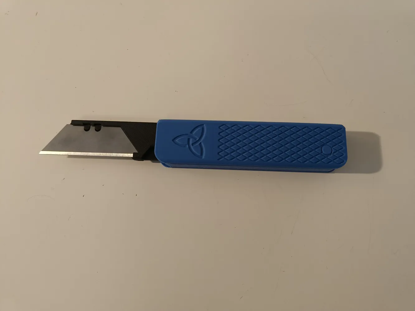 "Tri-Fold" gravity knife, utility knife - Free 3D Print Model - MakerWorld
