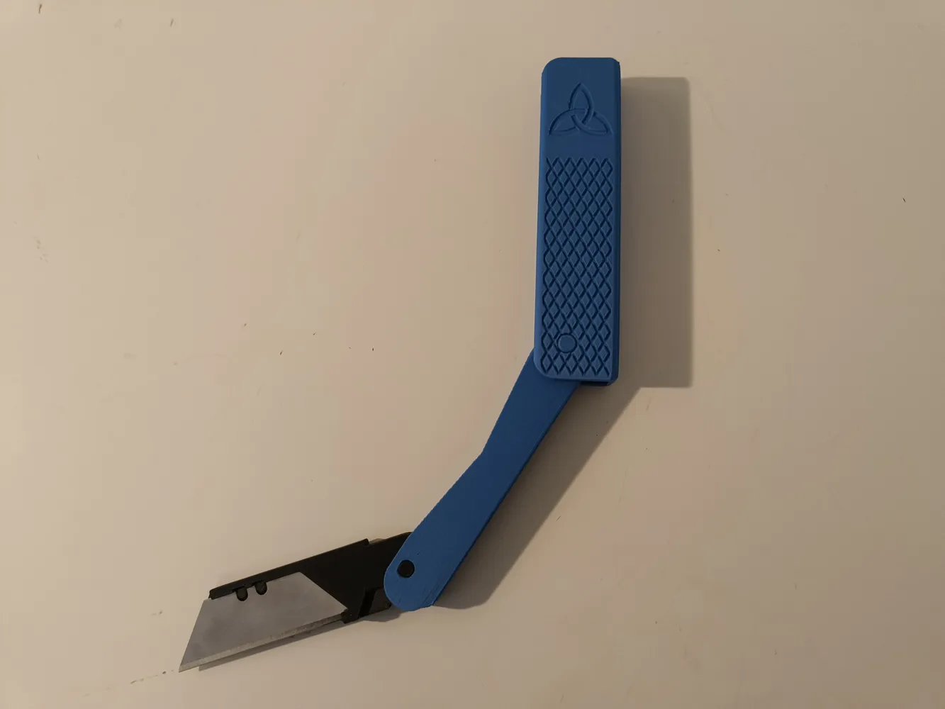 "Tri-Fold" gravity knife, utility knife - Free 3D Print Model - MakerWorld