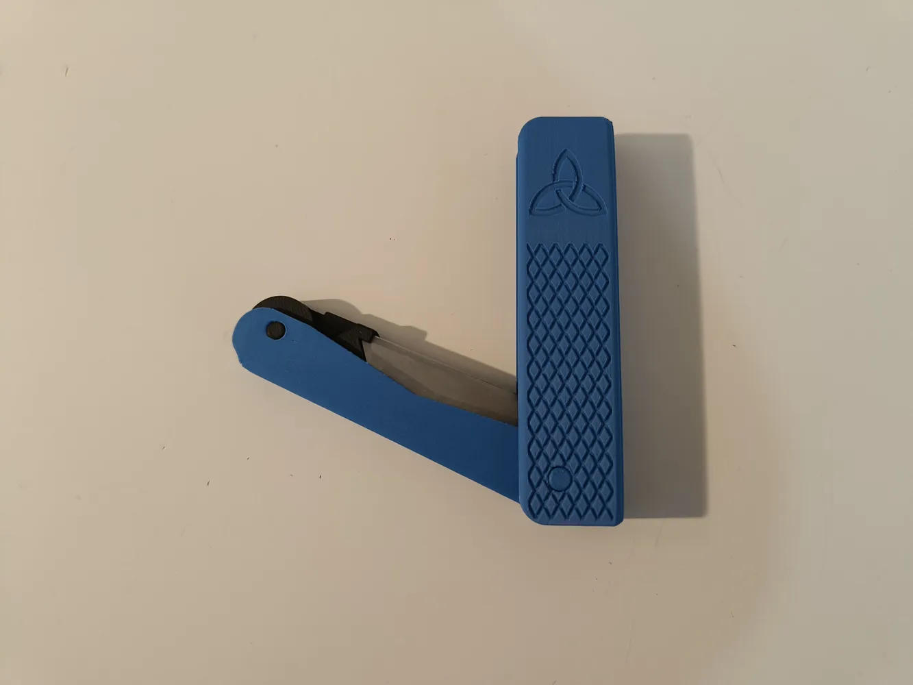 "Tri-Fold" gravity knife, utility knife - Free 3D Print Model - MakerWorld