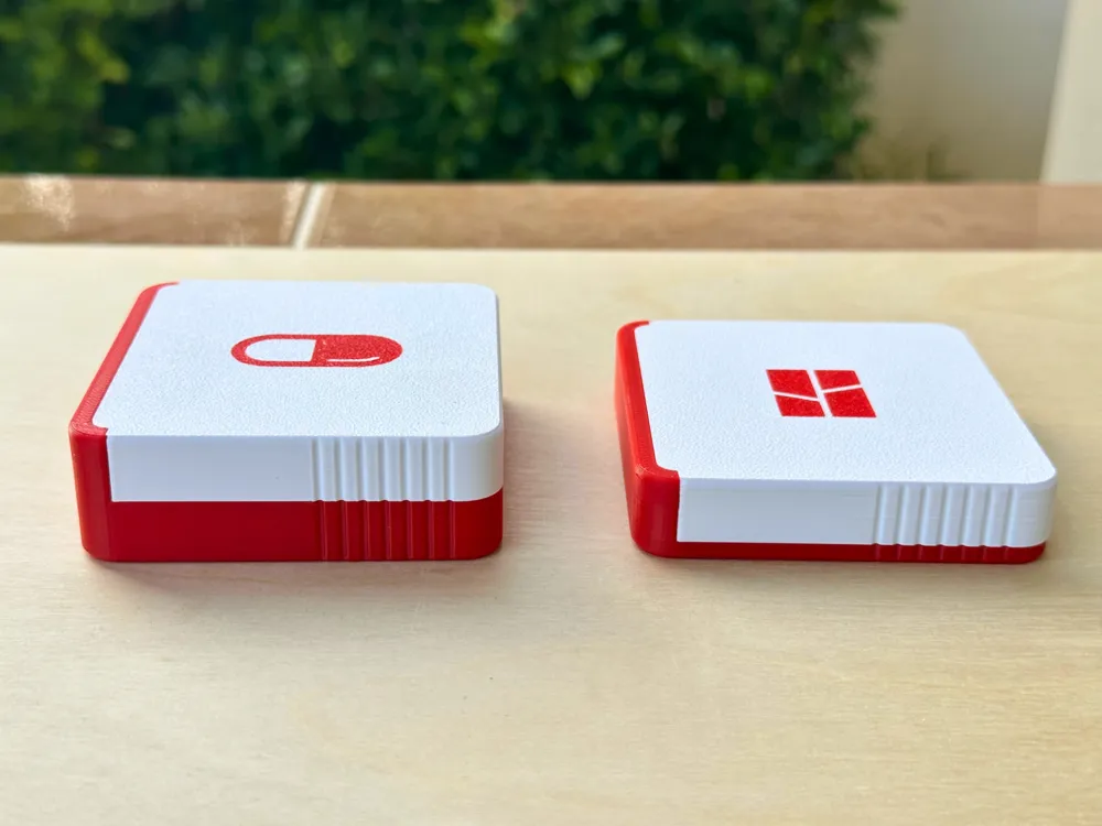 Boîte à pilules à couvercle coulissant avec compartiments / boîte à ...