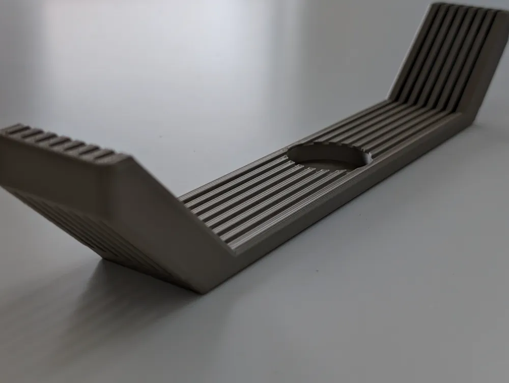 7 Bambu plate holder by Oscar Roads - MakerWorld