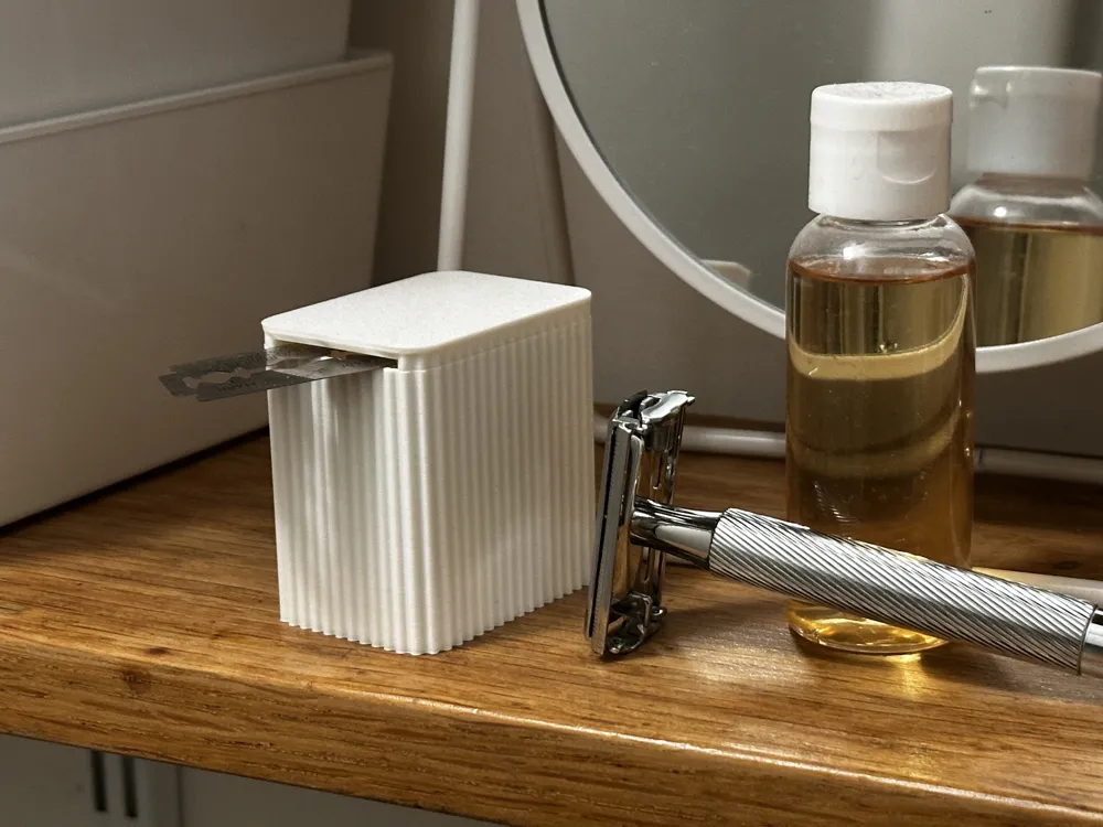 Safety Razor Blade Disposal by kugen MakerWorld: Download Free 3D Models