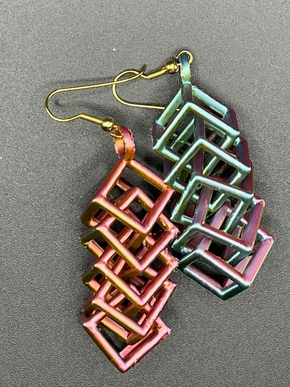 5 linked cubes earrings by Purple Pterodactyl - MakerWorld