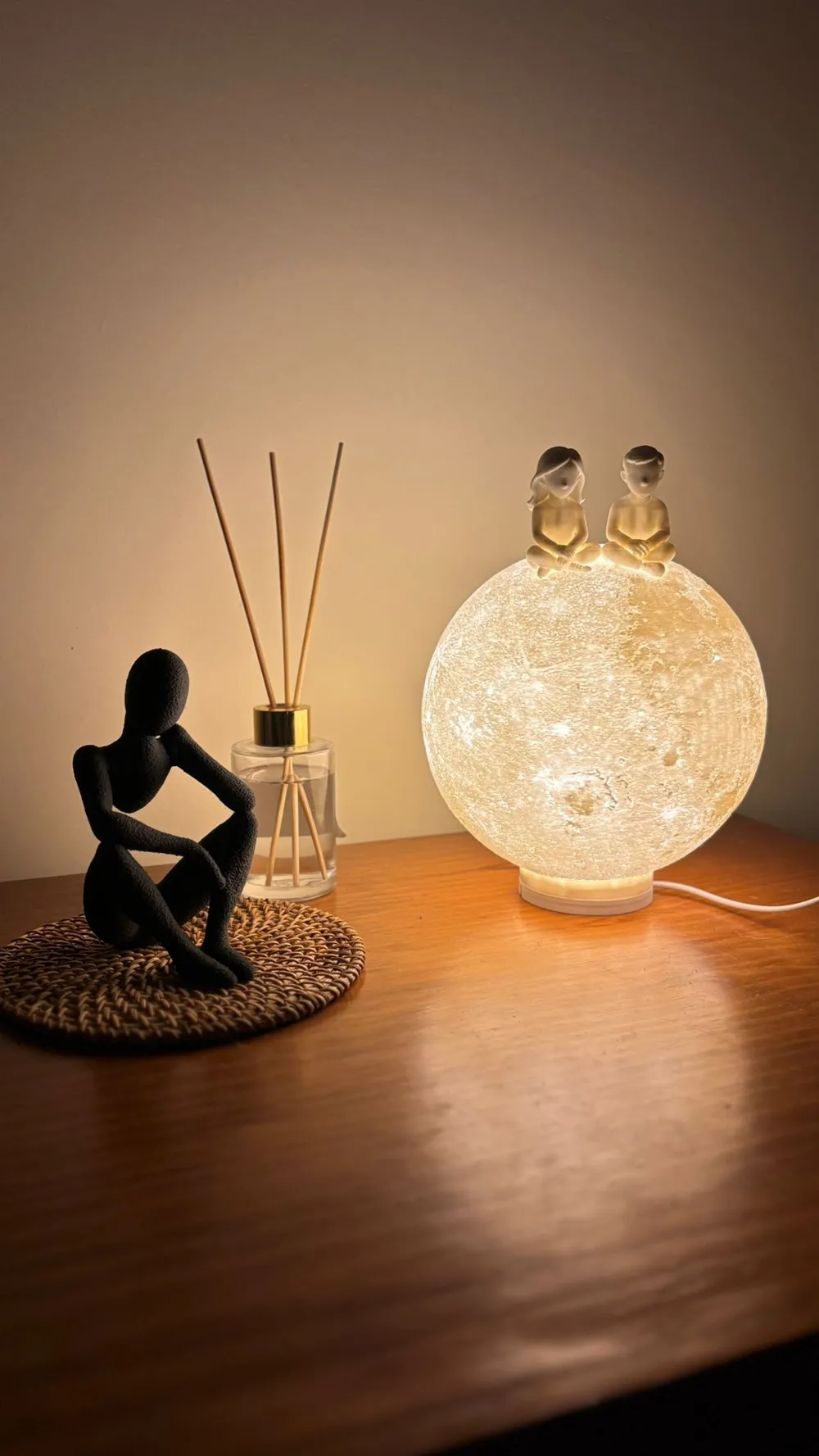 Moon Lamp with Couple – Decorative Model - Free 3D Print Model - MakerWorld