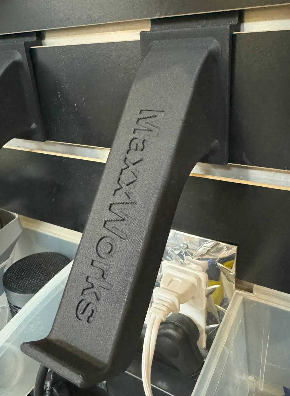 Slatwall slanted keyboard shelf brackets by Maximvs MakerWorld ...