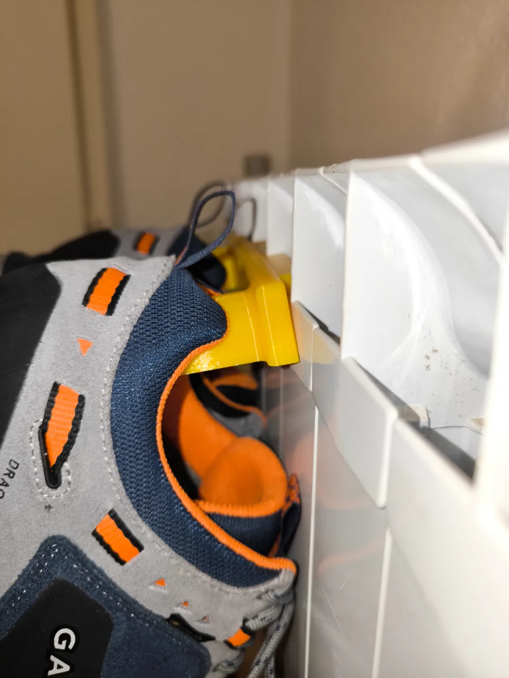 Shoe Drying Radiator Hanger by Eskimo3D - MakerWorld