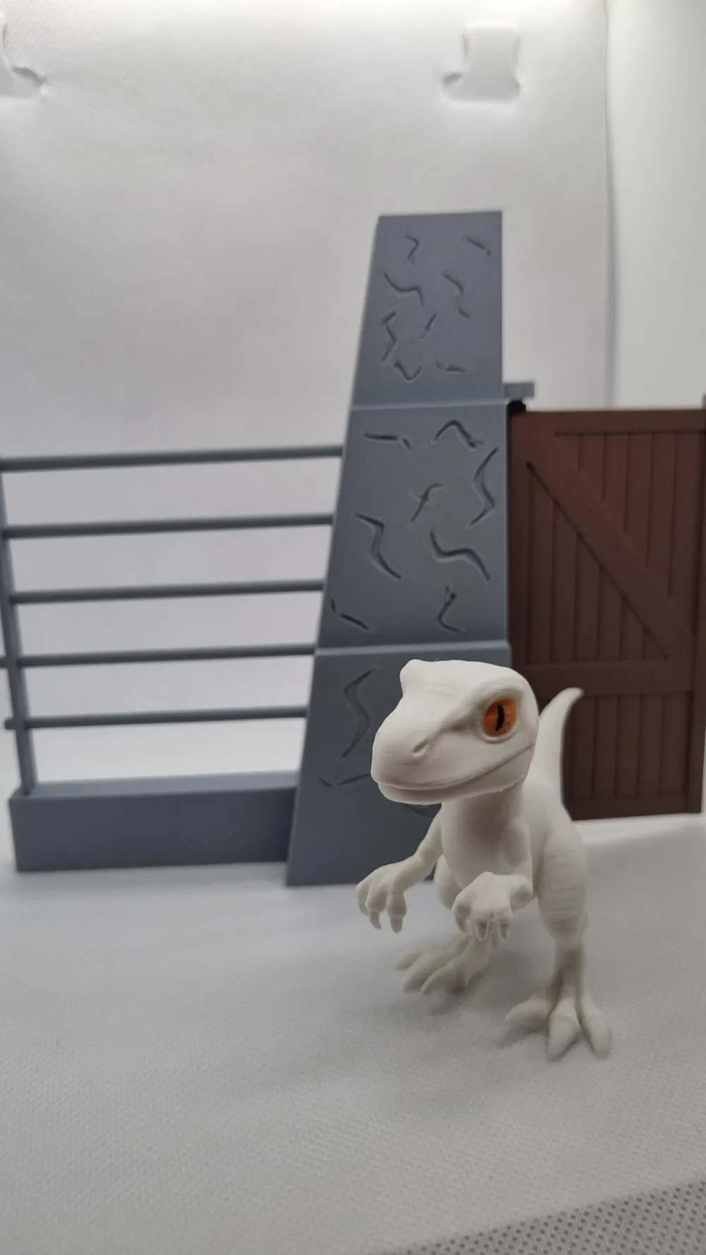 Puerta Jurassic Park + Baby Raptor – Mini Diorama - Free 3D Print Model ...