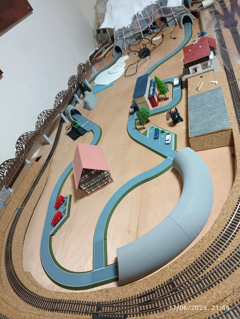 MrJ moving cars v3 - 200mm roads - HO scale - Free 3D Print Model ...