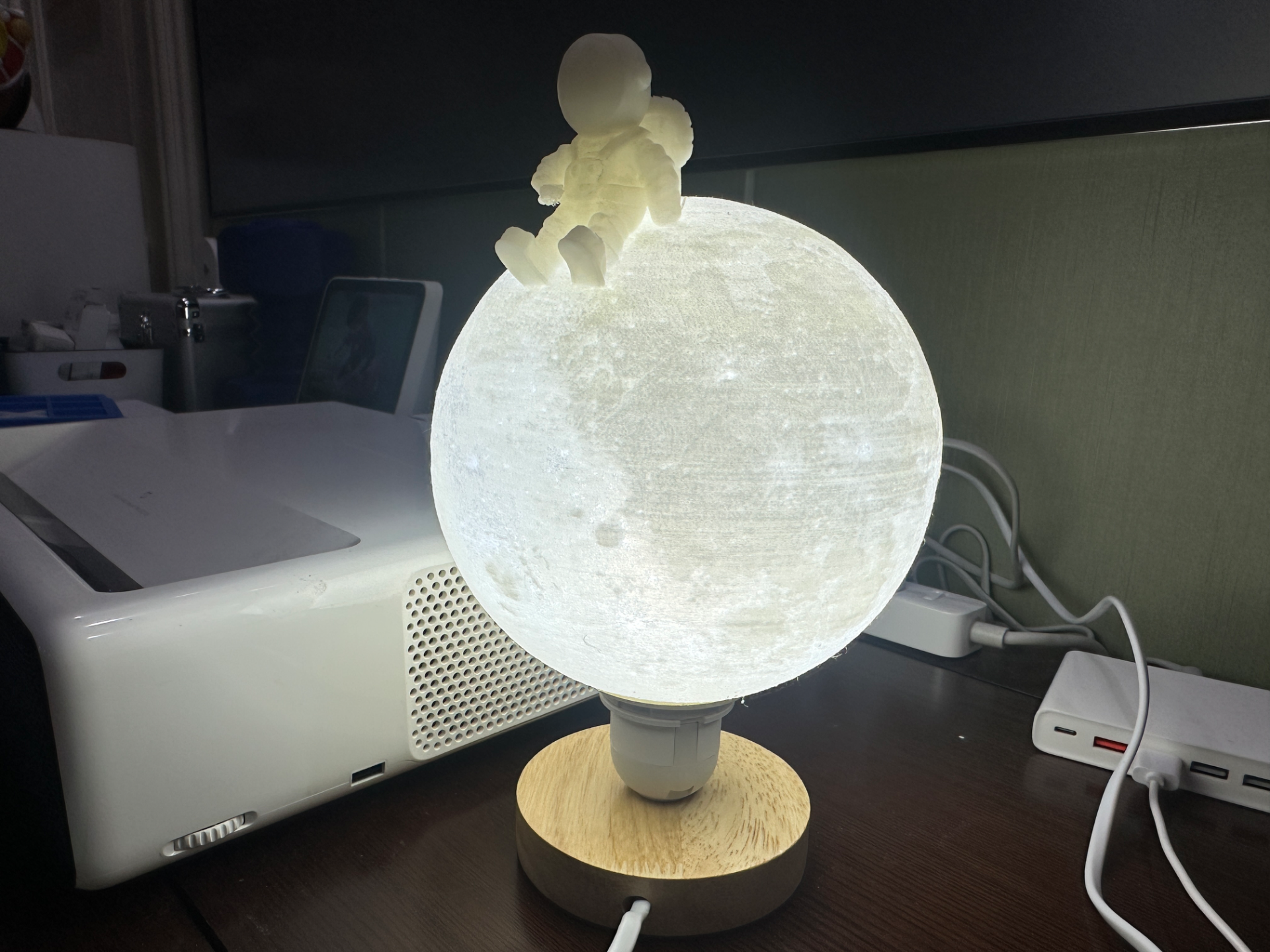 Astronaut Moon Lamp E27 Base Remixed by Miao Jiabo MakerWorld: Download ...