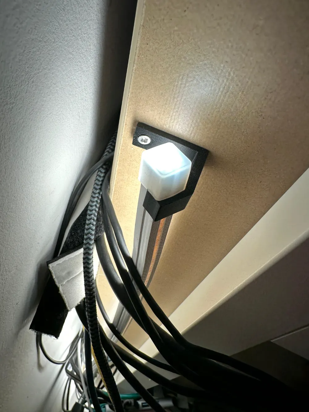 Back-facing angled LED strip hooks Remixed by Vecho-Mirakk-Ruja ...