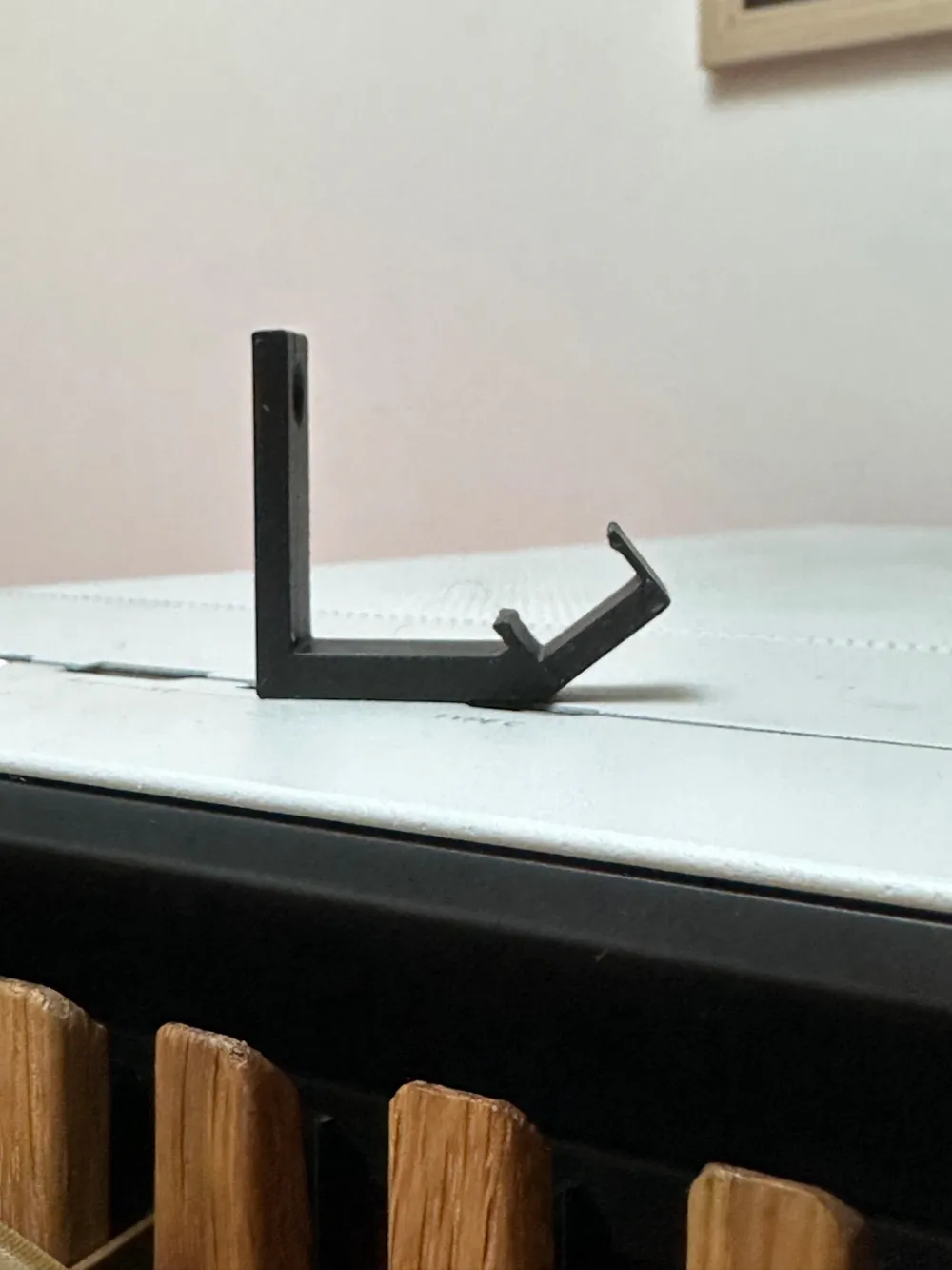 Back-facing angled LED strip hooks Remixed by Vecho-Mirakk-Ruja ...