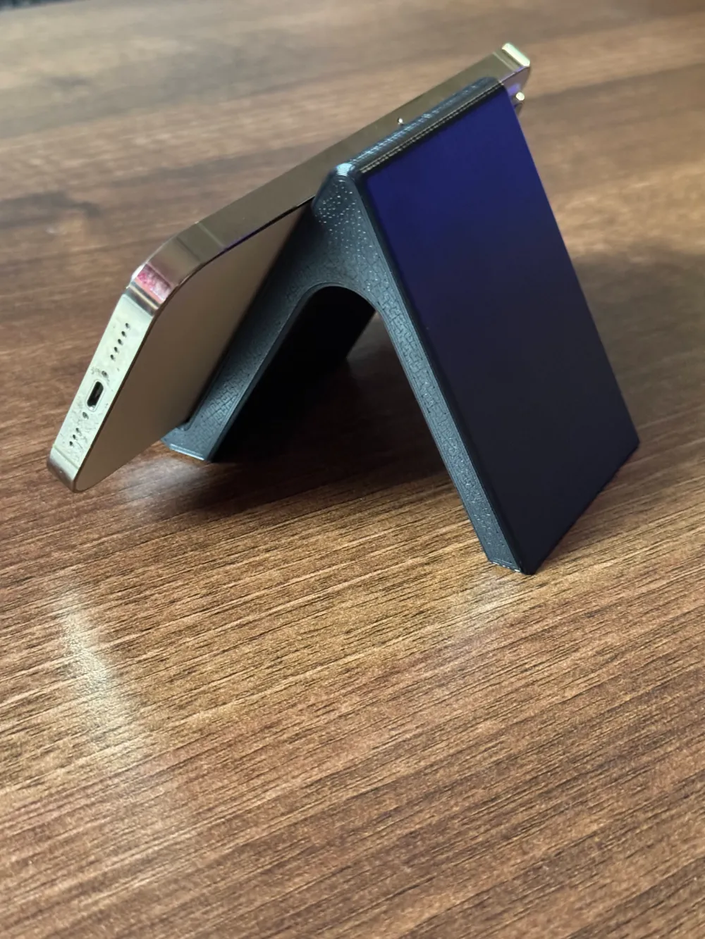 Minimalistic Stand for iPhone v1 (phone holder) by {db} - MakerWorld