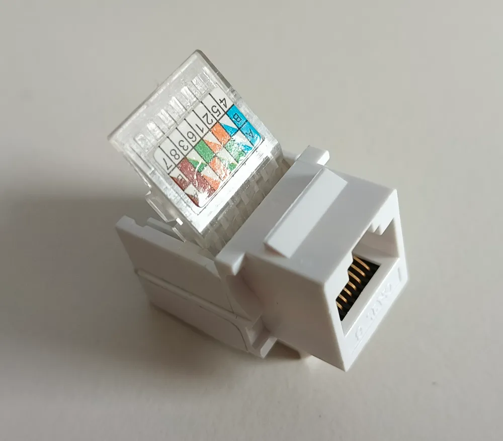 UTP Network Adapter Clamp Holder by koelooptiemanna - MakerWorld