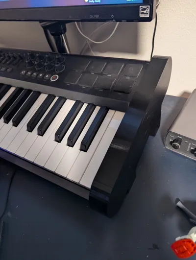 M-Audio Axiom (1st Gen) rialzo inclinato - Free 3D Print Model - MakerWorld