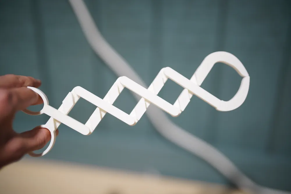 Extendable claw by Kolt the Kreator MakerWorld: Download Free 3D Models