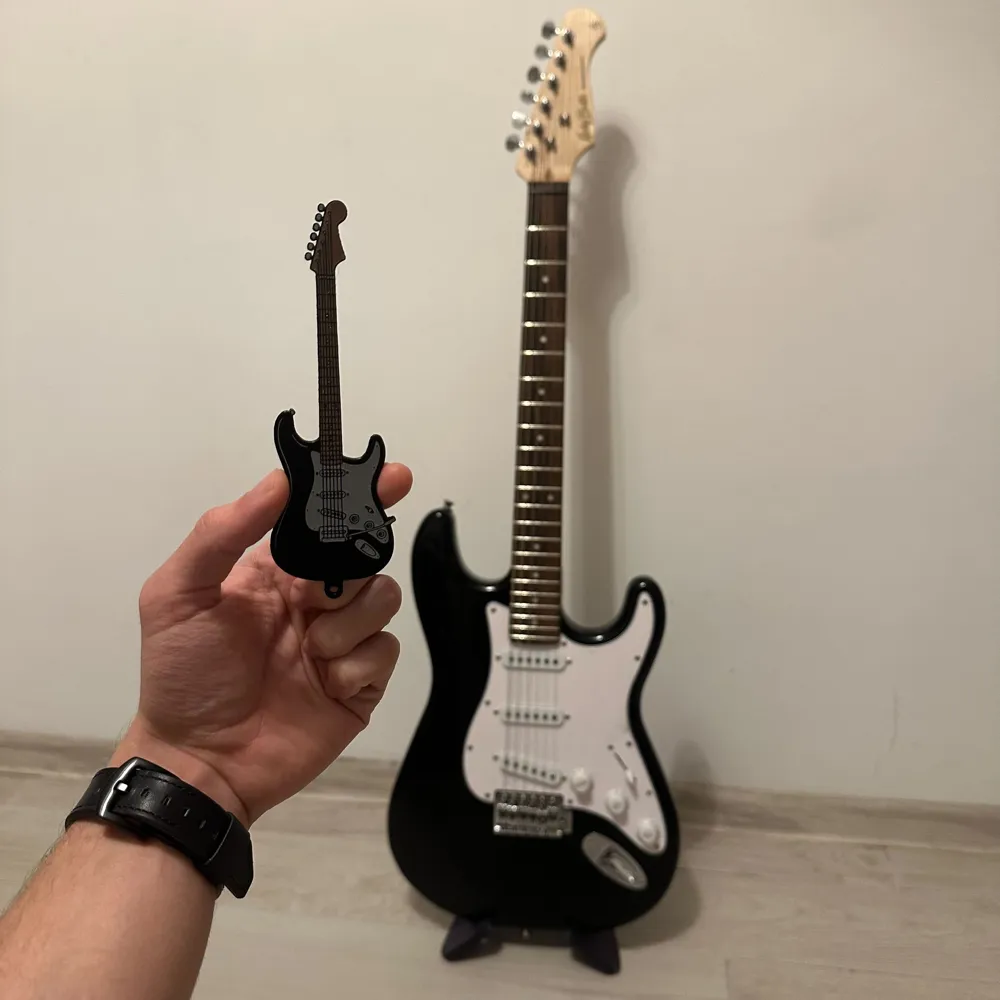 Fender Squier stratocaster keychain by GregoryMustache MakerWorld ...