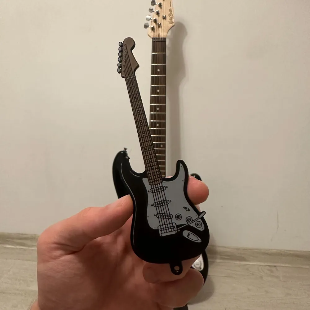 Fender Squier stratocaster keychain by GregoryMustache MakerWorld ...