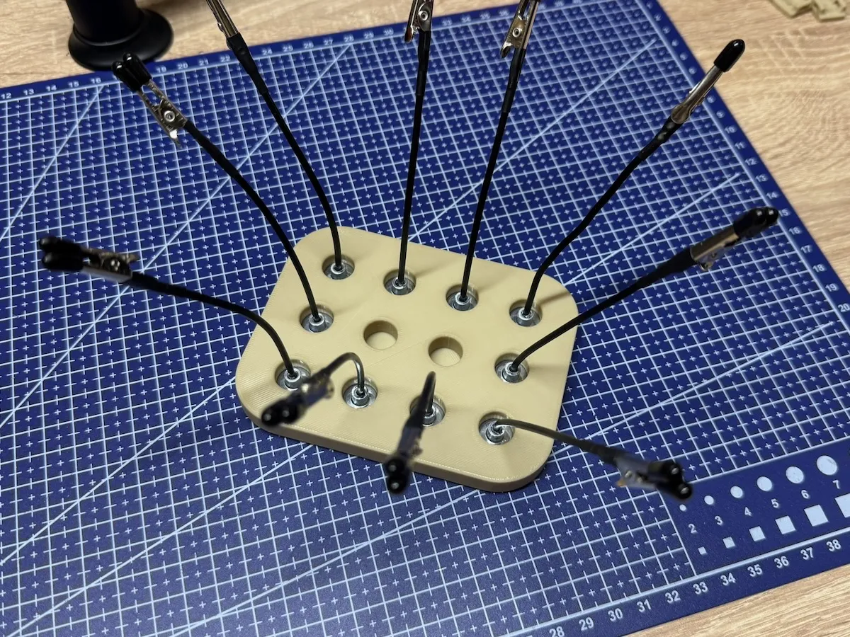 Model Painting Alligator Clip Base - Free 3D Print Model - MakerWorld