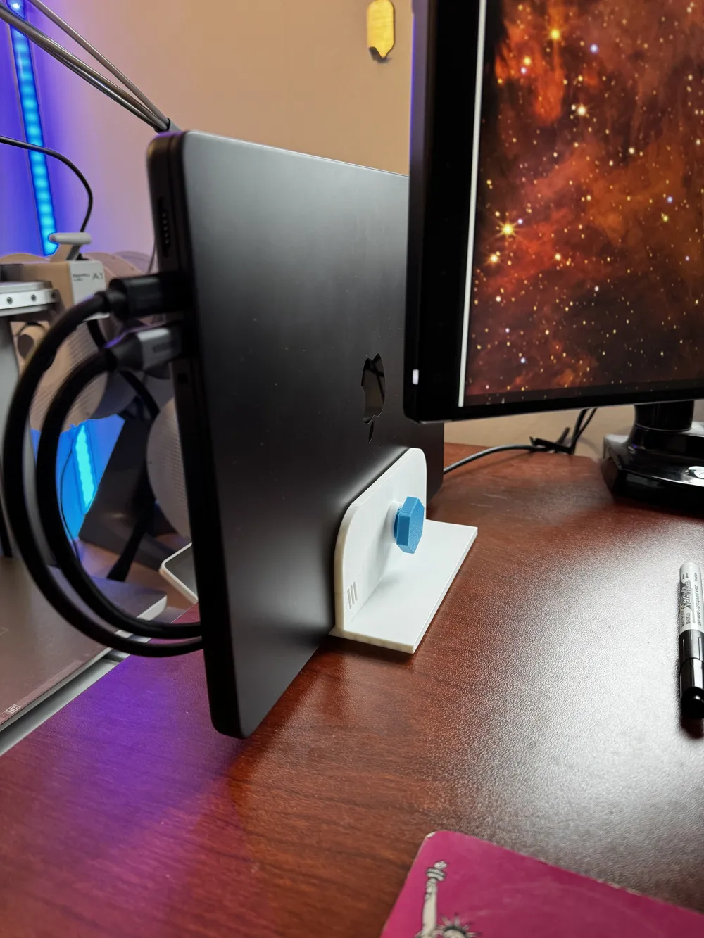 Macbook Pro 14 Dock with cable management by Fizz MakerWorld: Download Free 3D Models