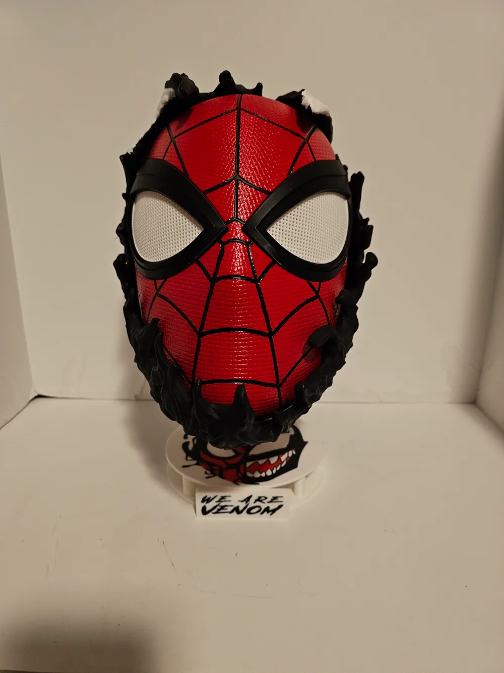 Spiderman/Venom Helmet Stand w/ changeable faces - Free 3D Print Model ...