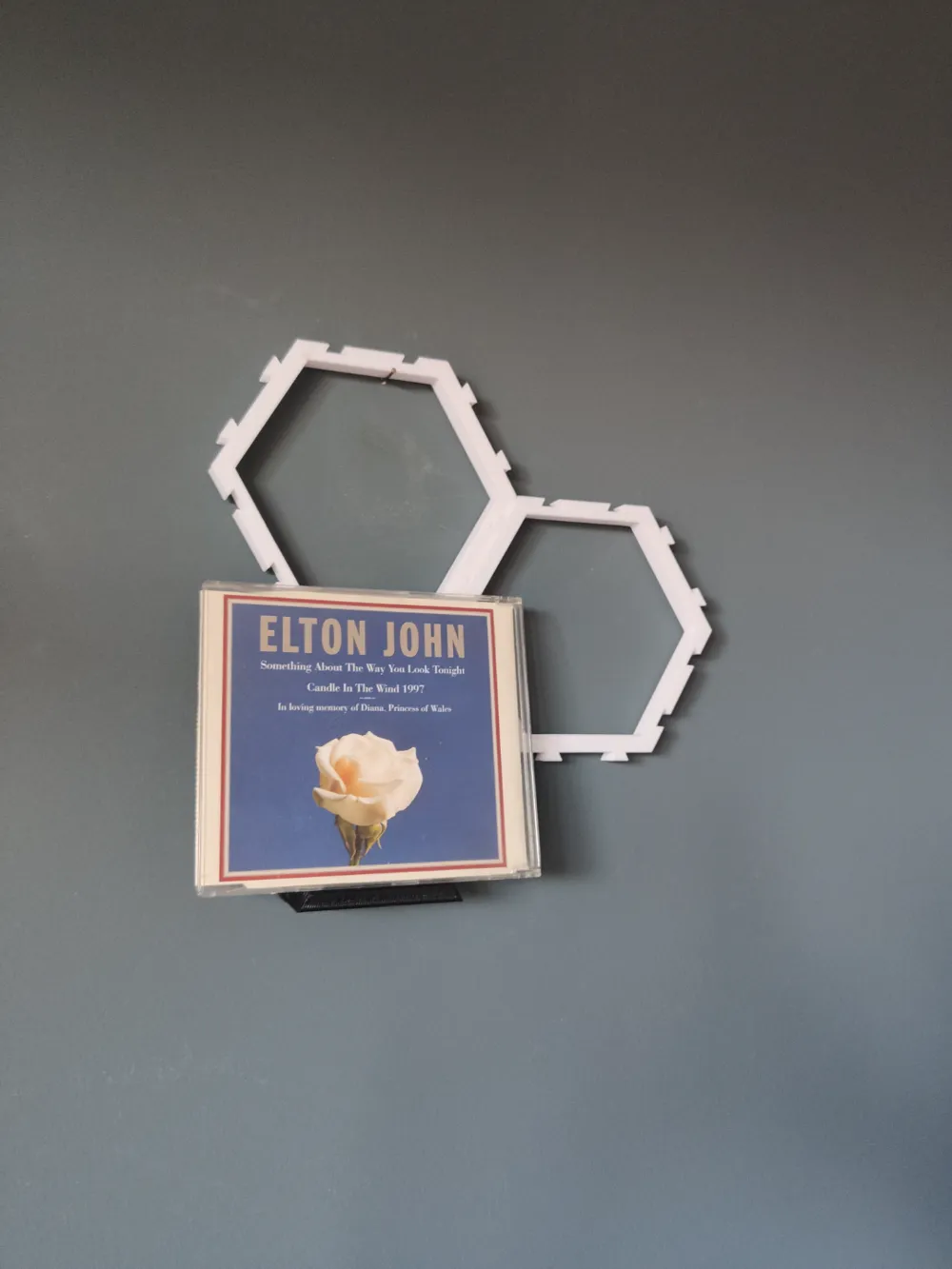 Honeycomb System, groove hive for pictures and cds, hexagonal display ...