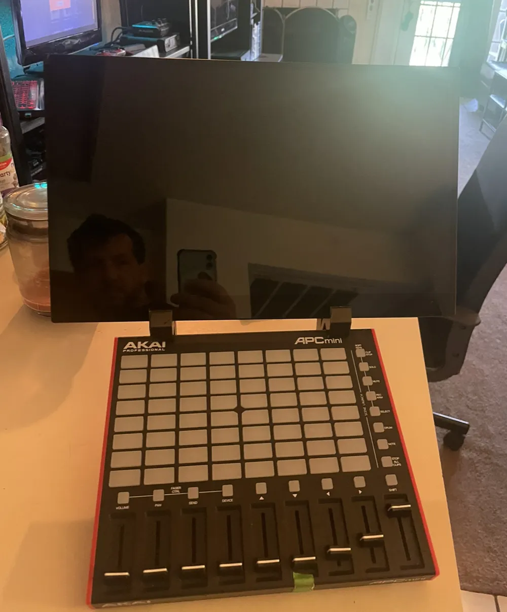 APC Mini MKII stand with flat screen/ ipad mount by DVEUS - MakerWorld