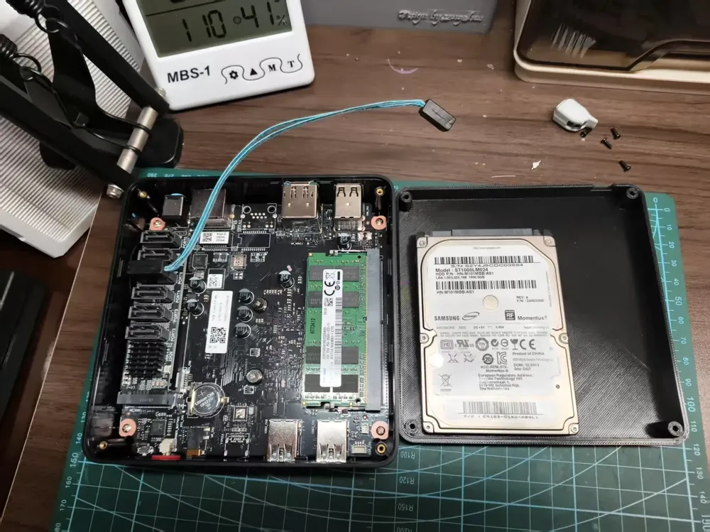 Mini NAS chassis compatible with the Embed N100 mini PC, featuring four ...