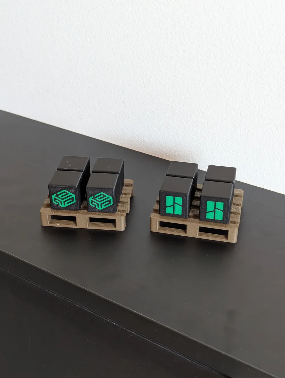 Pallet with Bambu Lab and CyberBrick boxes by Dava MakerWorld: Download Free 3D Models