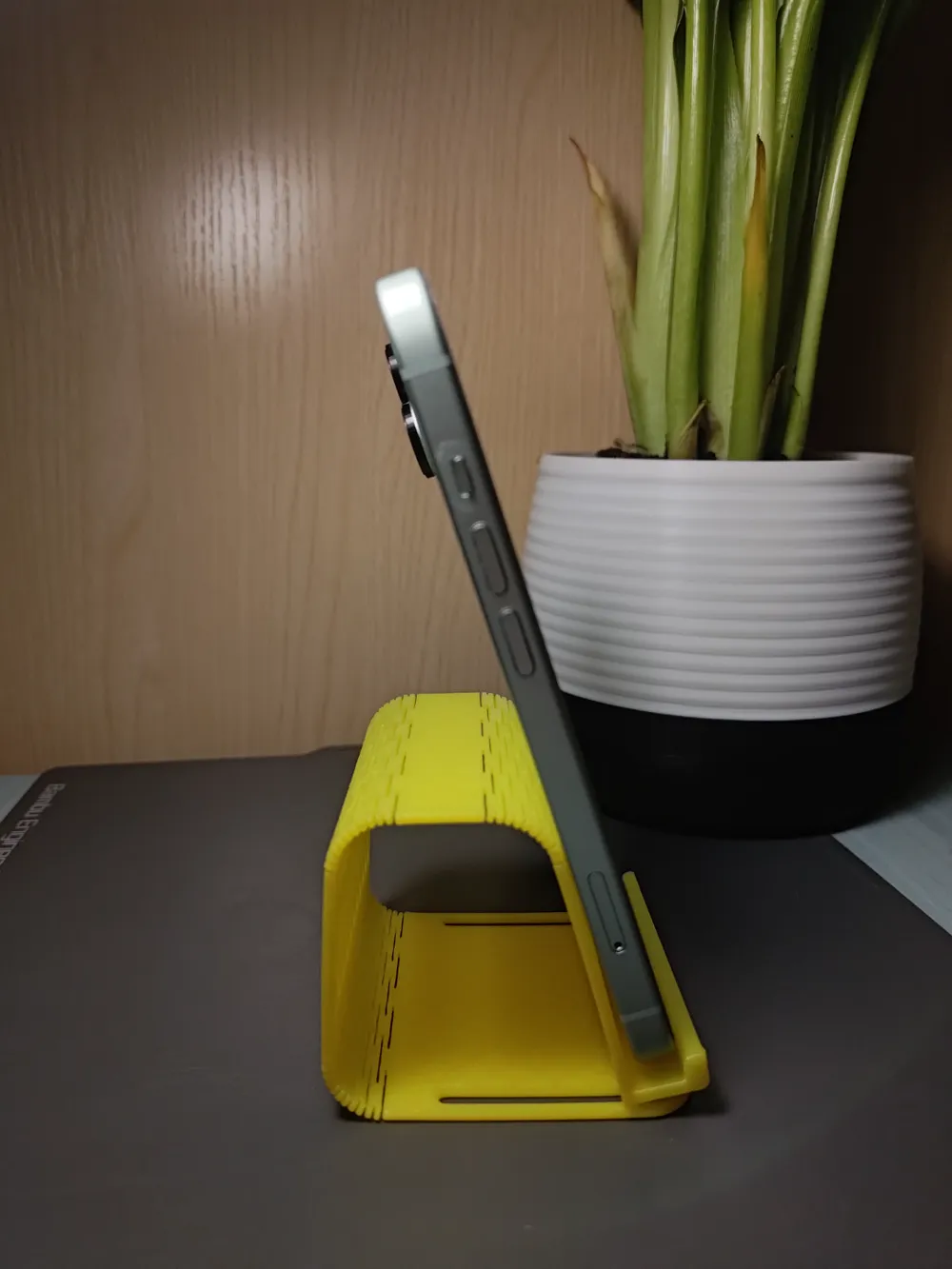 Flexible phone stand by 3DVPrint - MakerWorld