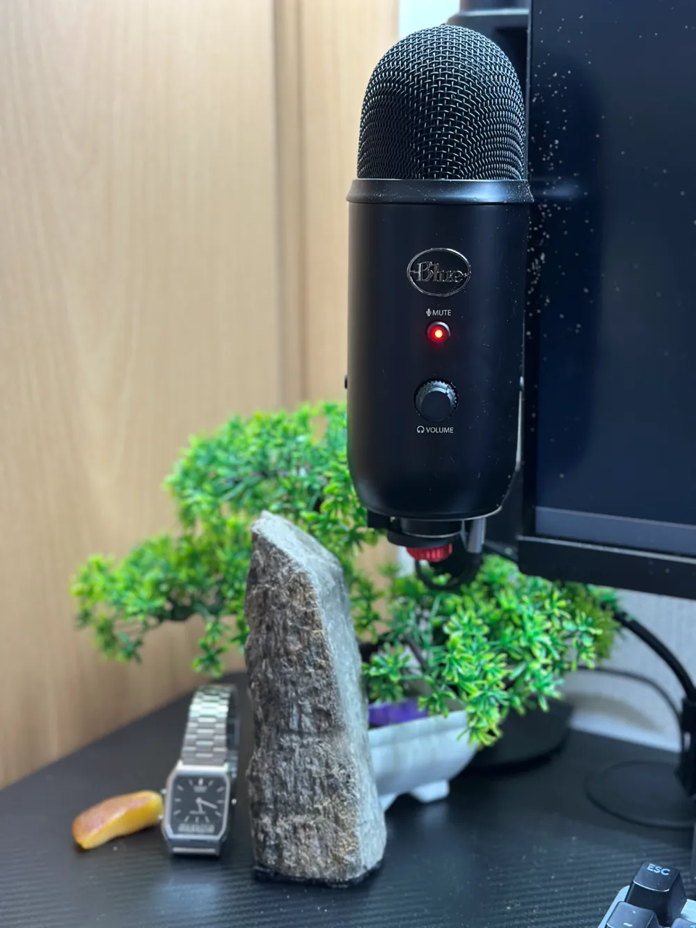 Blue Yeti arm on monitor stand by xinpao - MakerWorld