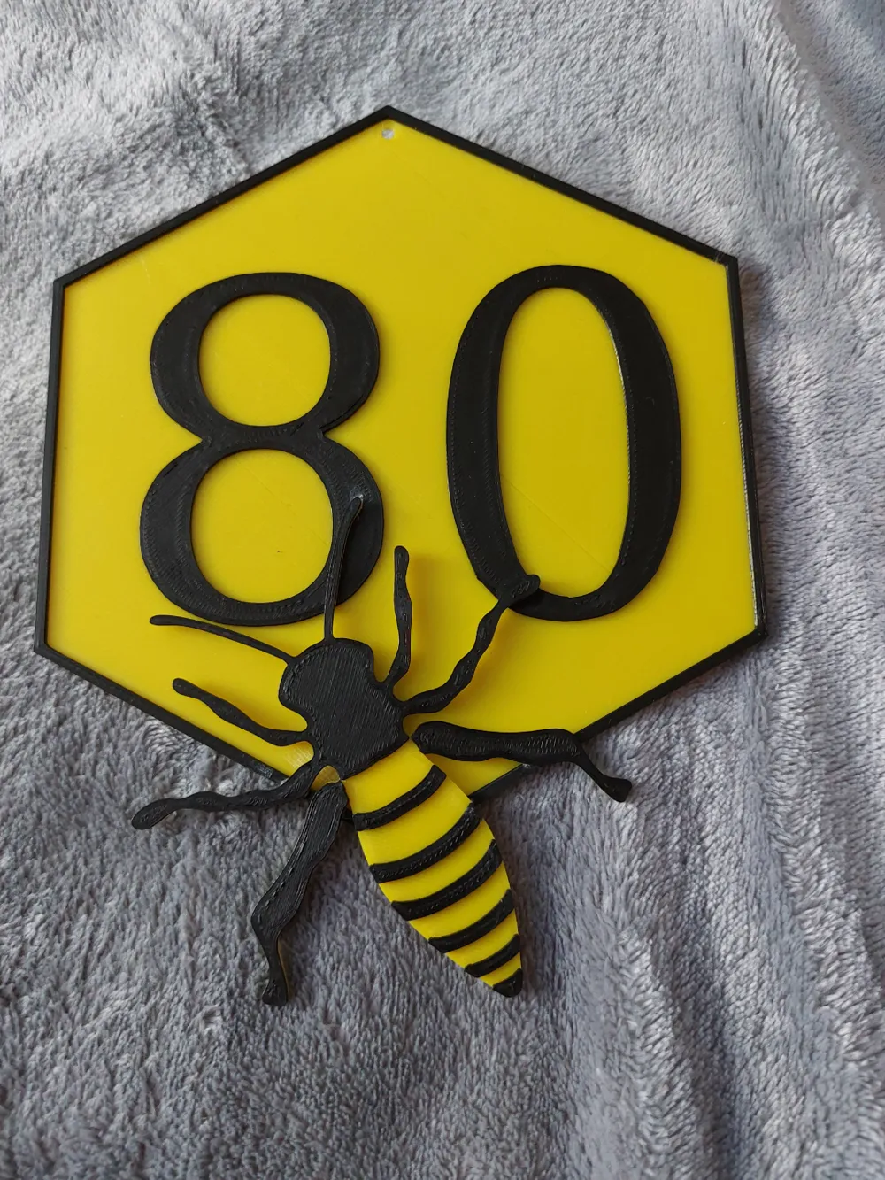 Honeycomb with bee and number - editable by HroshiPrint - MakerWorld