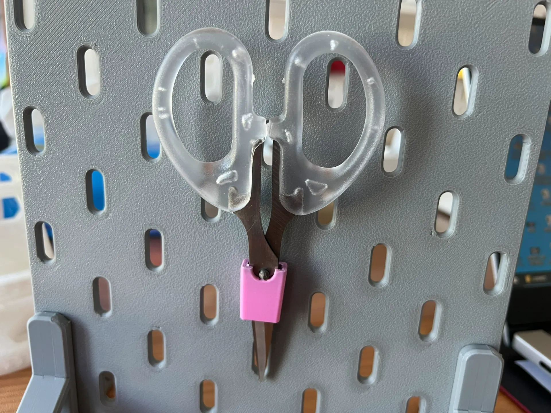 Pegboard Accessory - Utility Scissors Holder by ken-wong - MakerWorld