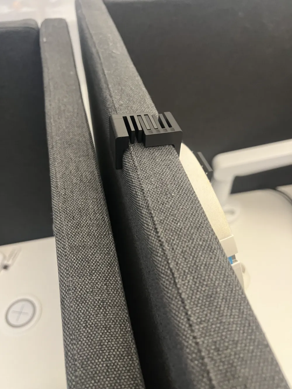 Headphone holder for desk Partition by Swarley - MakerWorld