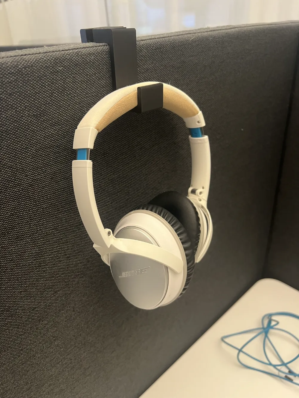 Headphone holder for desk Partition by Swarley - MakerWorld