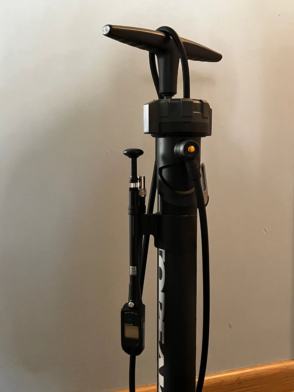 JoeBlow Booster Tire Pump to RockShox Fork & Shock Pump Mount by daniel ...