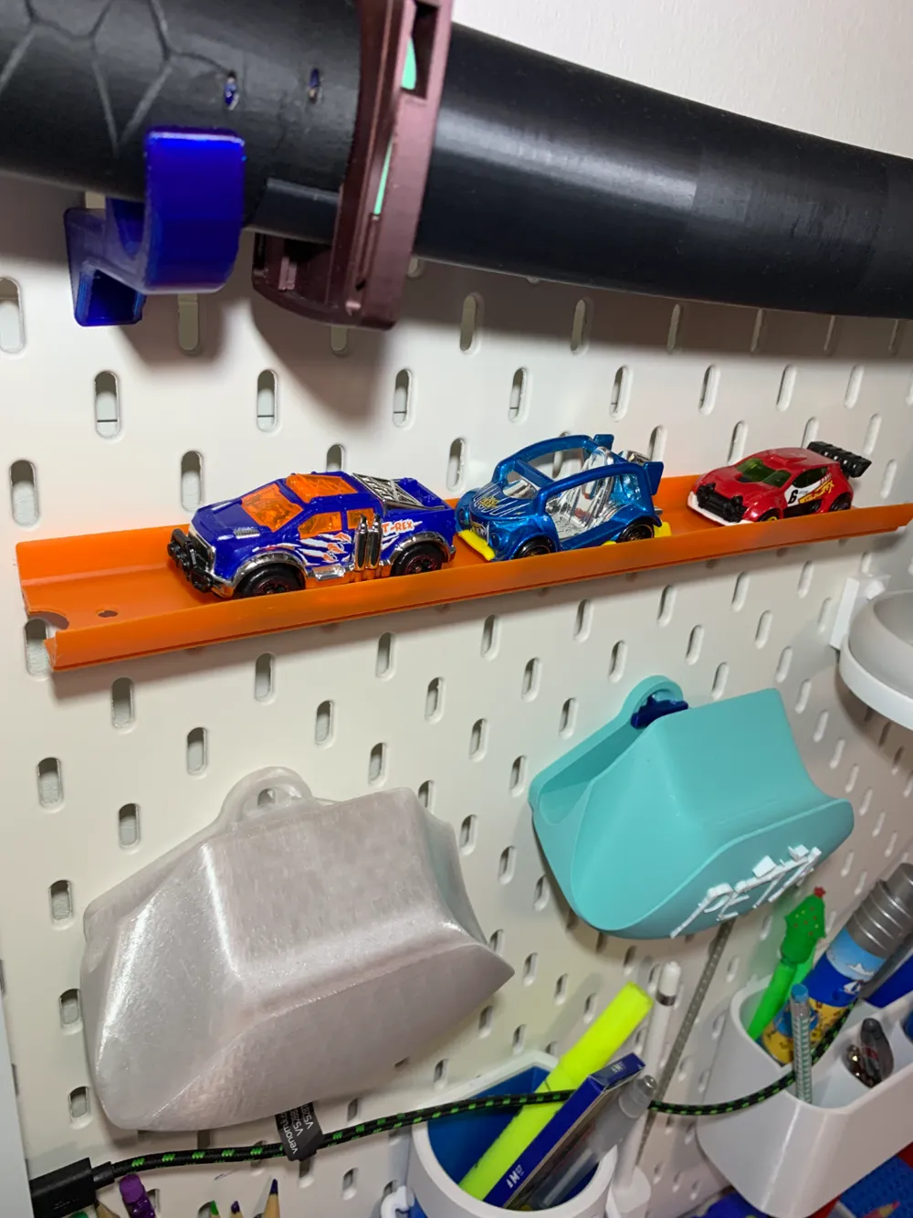 Skadis Hot Wheels track holder by Vodvarek_Vodvar - MakerWorld