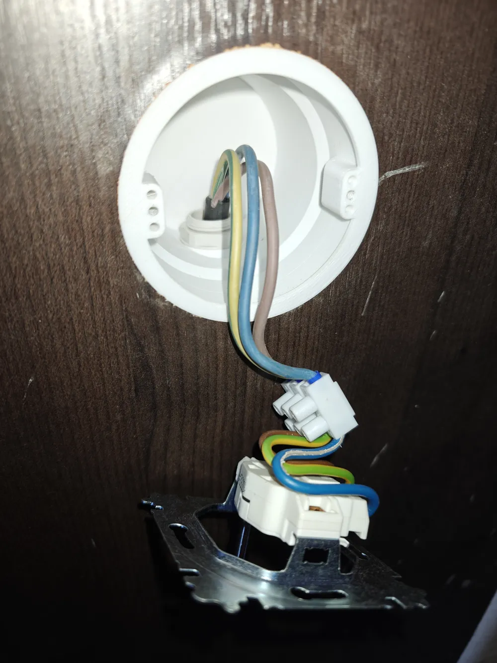 Boîtier électrique encastrable avec fixation par écrou arrière - Modèle ...