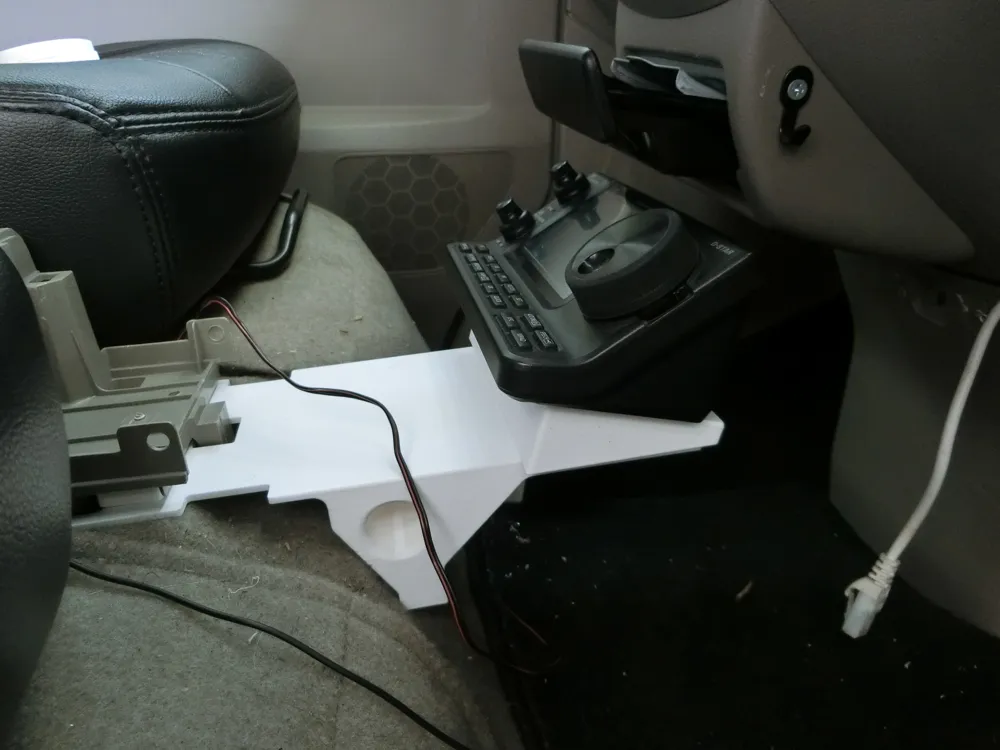 ICOM IC-7100 業餘無線電對講機安裝支架 DA64V - 免費 3D 列印模型 - MakerWorld