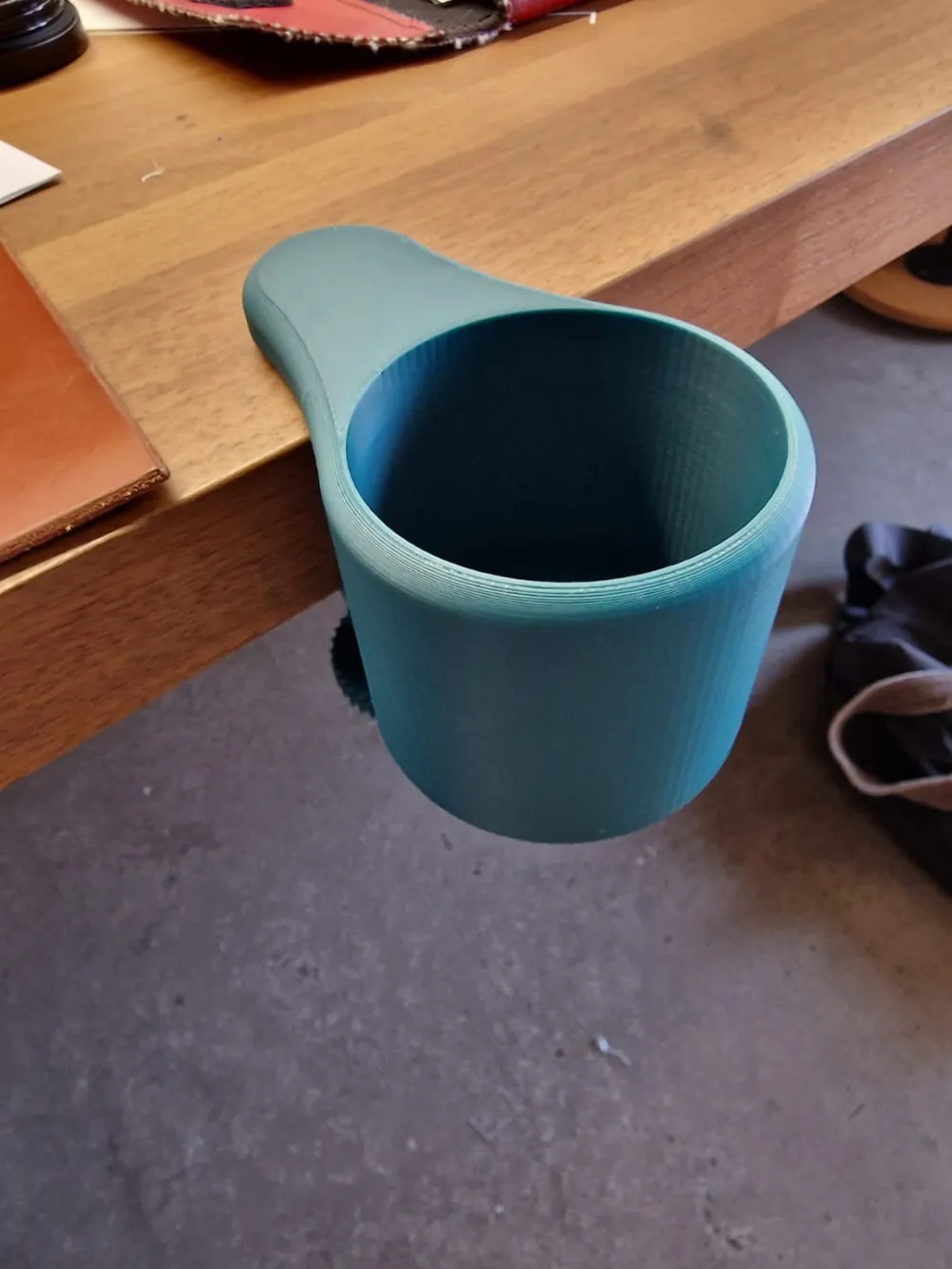 Desk Mate Holder by caeden - MakerWorld