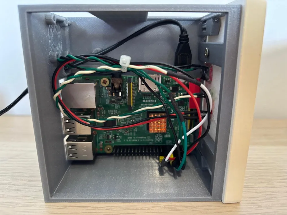 Mini Pc retro (Raspberry Pi case) Remixed by Robjr4K MakerWorld ...