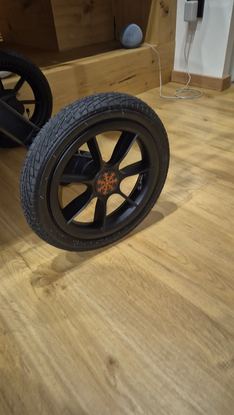 Stroller wheel cover with snowflake by Simon - MakerWorld