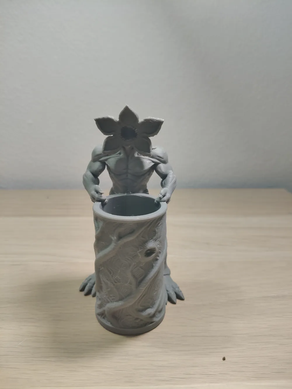 Demogorgon 笔筒 – Stranger Things 桌面装饰 - 免费 3D 打印模型 - MakerWorld
