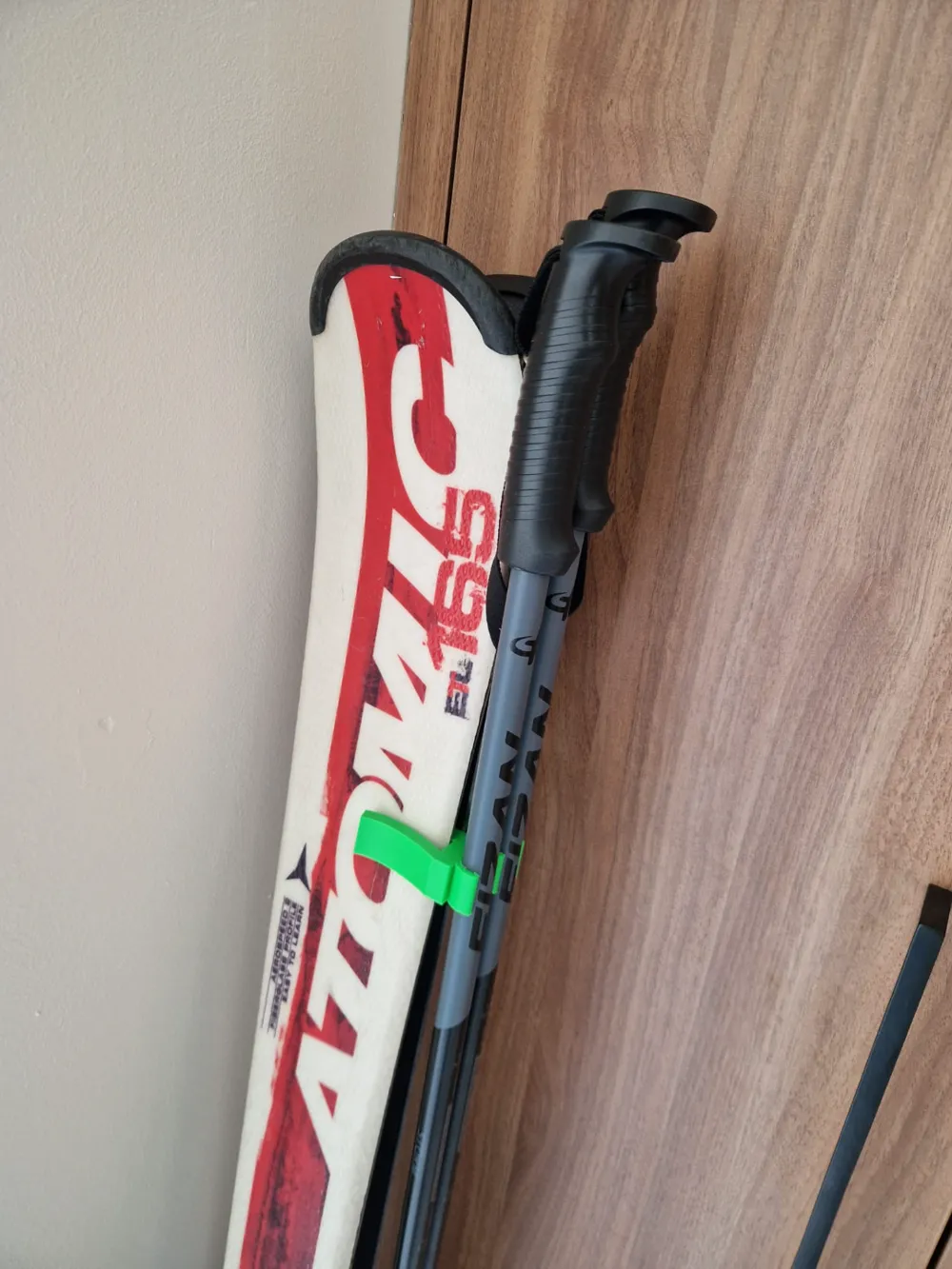 Ski holder with pole clips by TomCan - MakerWorld