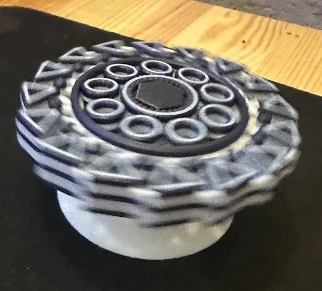 Fidget Spinner Desk stand with a twist! by emilskibsted MakerWorld ...