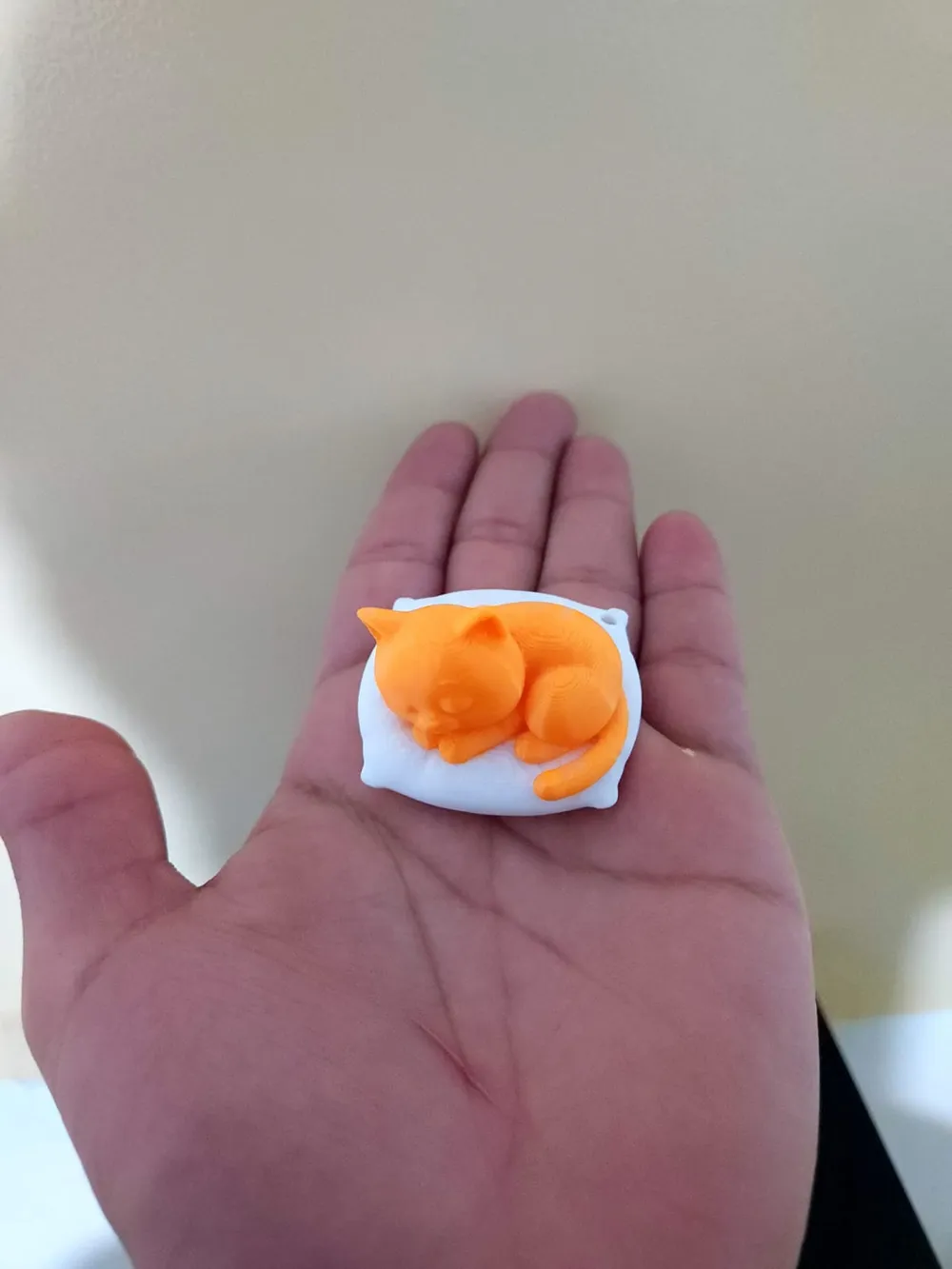sleeping cat keychain by Eztec MakerWorld: Download Free 3D Models